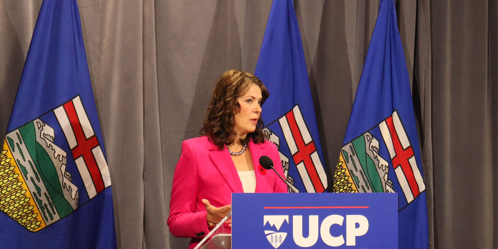 Danielle Smith blurs the border between Canadian and U.S. conservatism ...